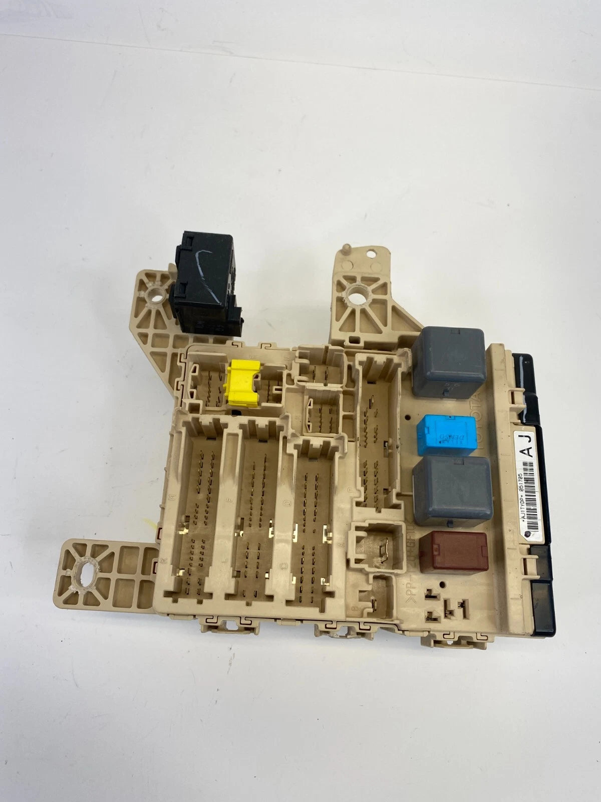 2004-2006 TOYOTA SIENNA INSTRUMENT PANEL DASH CABIN INTERIOR FUSE RELA ...